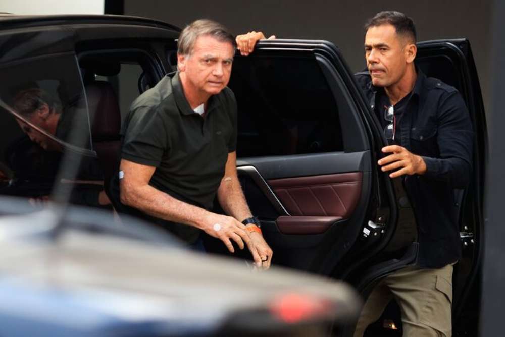Bolsonaro deixa prisão sob forte escolta e é internado em hospital